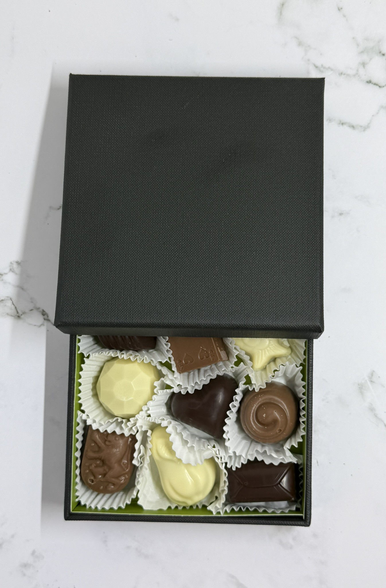 BelgiAn Chocolicious. 9 pieces Black Gift Box.